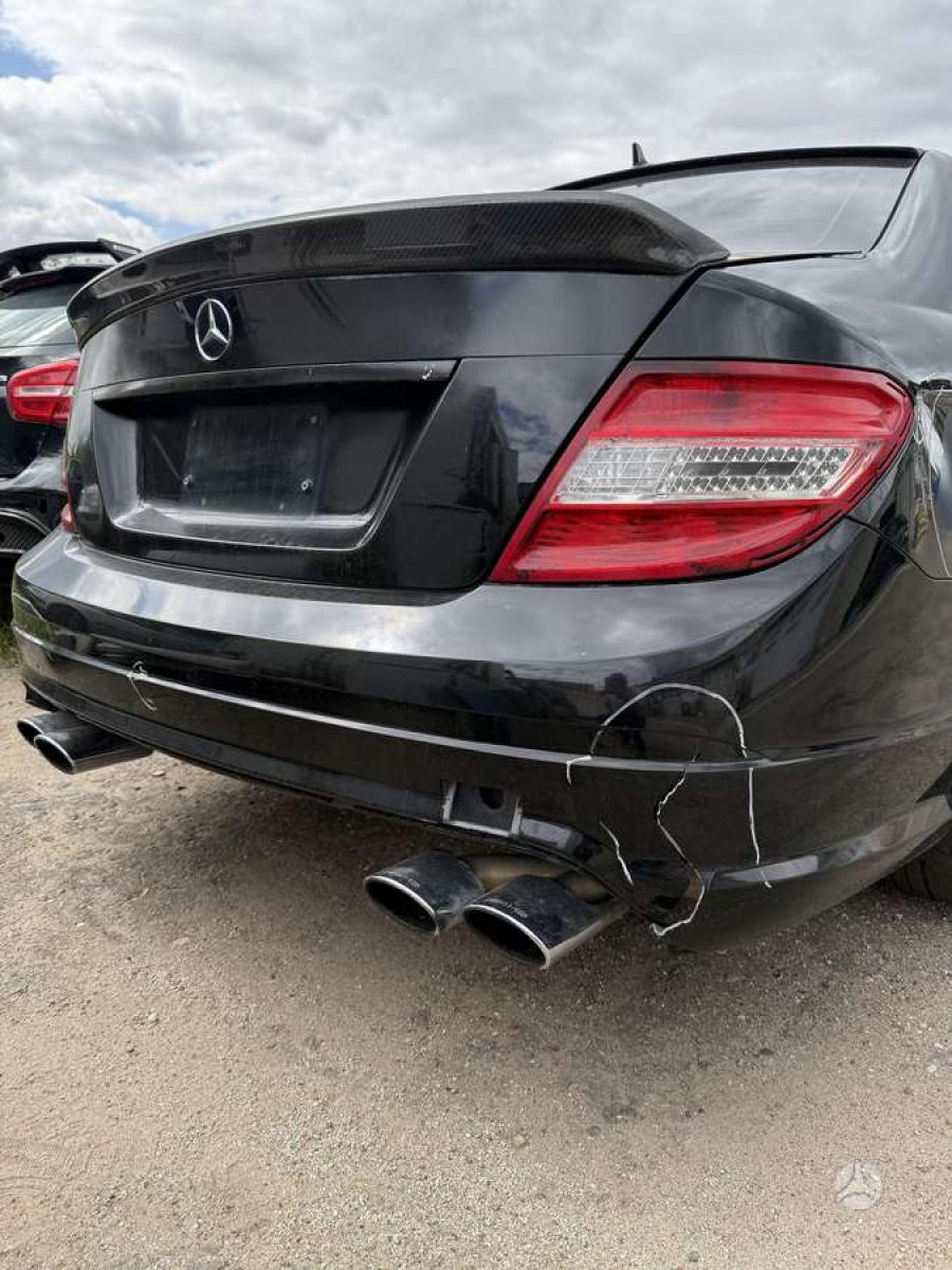 Melns Mercedes-Benz C 63 AMG 2008 Viļņa, ar dzinēja tilpumu 6.21 L un nobraukumu 239 tūkst. km par 12900 €, foto 9 vietnē AUTOMOTO.COM.LV