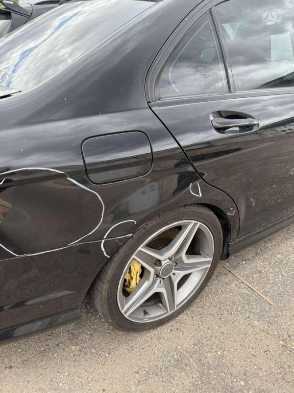 Melns Mercedes-Benz C 63 AMG 2008 Viļņa, ar dzinēja tilpumu 6.21 L un nobraukumu 239 tūkst. km par 12900 €, foto 9 vietnē AUTOMOTO.COM.LV