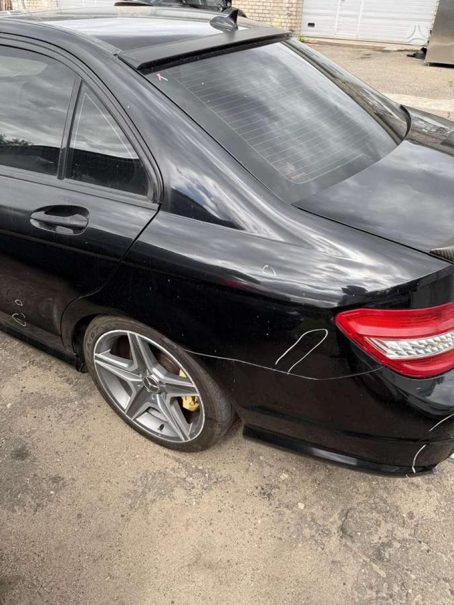 Melns Mercedes-Benz C 63 AMG 2008 Viļņa, ar dzinēja tilpumu 6.21 L un nobraukumu 239 tūkst. km par 12900 €, foto 11 vietnē AUTOMOTO.COM.LV