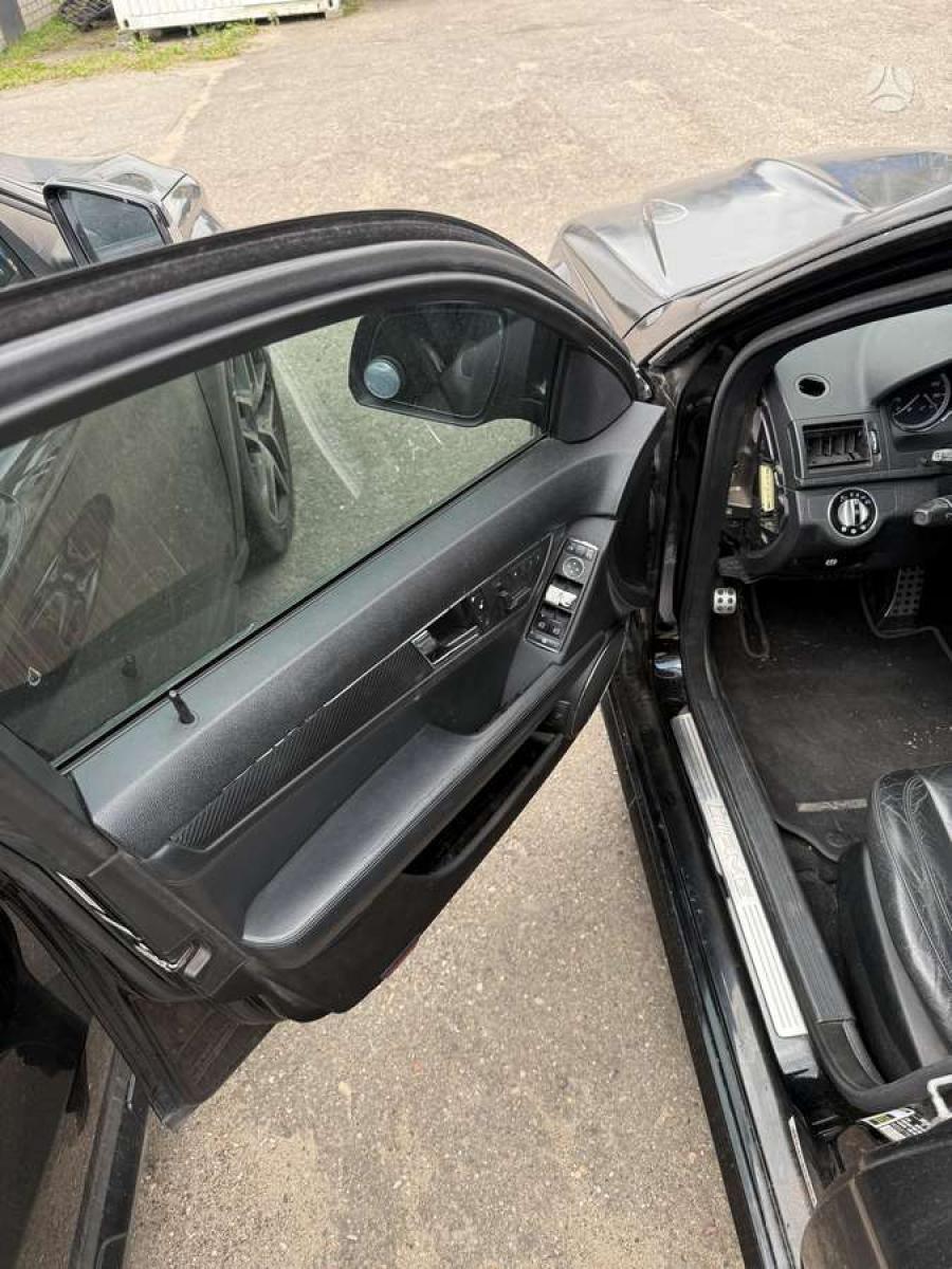 Melns Mercedes-Benz C 63 AMG 2008 Viļņa, ar dzinēja tilpumu 6.21 L un nobraukumu 239 tūkst. km par 12900 €, foto 18 vietnē AUTOMOTO.COM.LV
