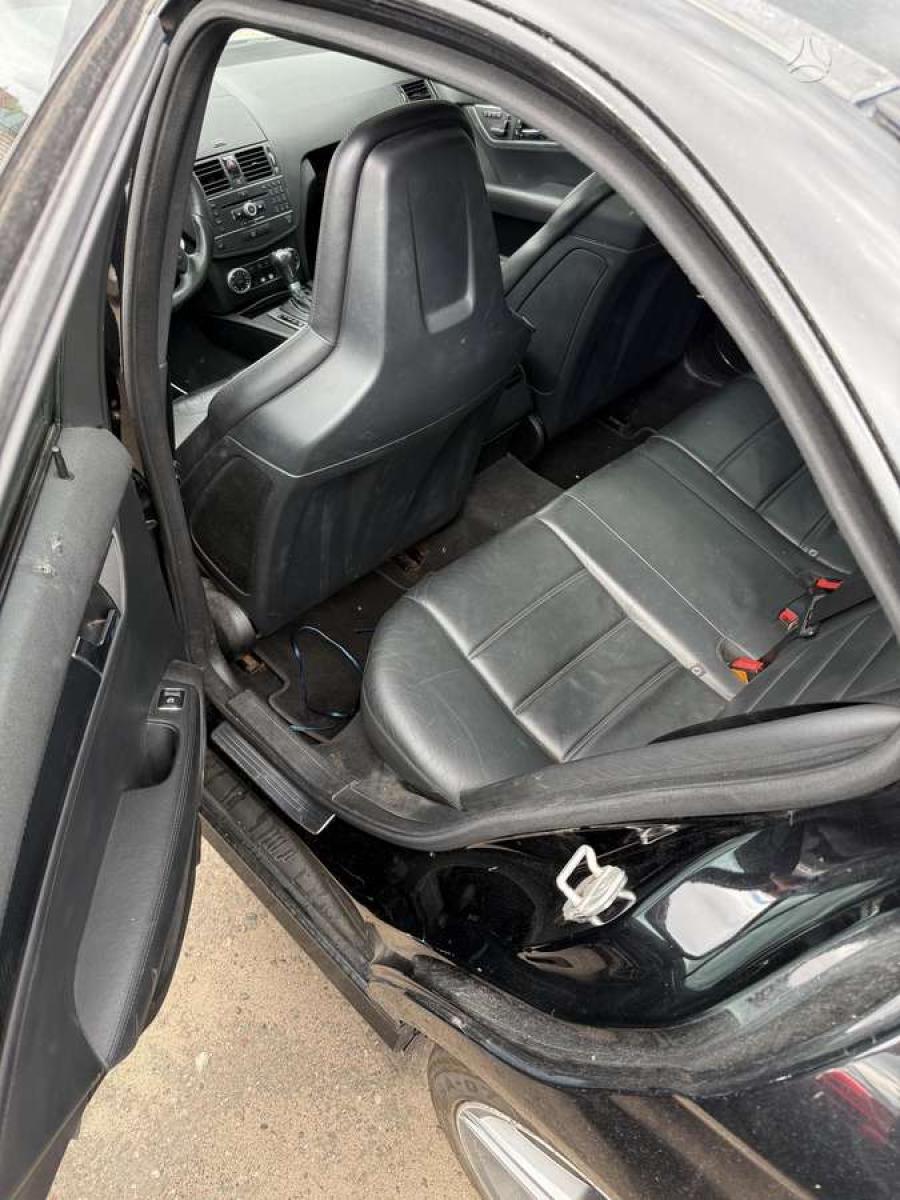 Melns Mercedes-Benz C 63 AMG 2008 Viļņa, ar dzinēja tilpumu 6.21 L un nobraukumu 239 tūkst. km par 12900 €, foto 20 vietnē AUTOMOTO.COM.LV