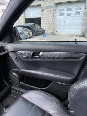 Melns Mercedes-Benz C 63 AMG 2008 Viļņa, ar dzinēja tilpumu 6.21 L un nobraukumu 239 tūkst. km par 12900 €, foto 21 vietnē AUTOMOTO.COM.LV