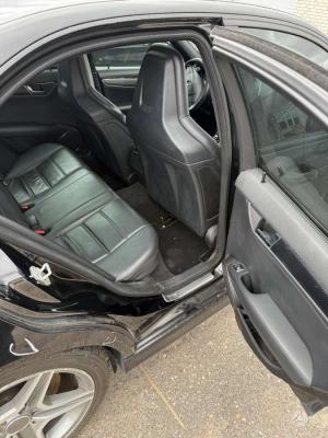 Melns Mercedes-Benz C 63 AMG 2008 Viļņa, ar dzinēja tilpumu 6.21 L un nobraukumu 239 tūkst. km par 12900 €, foto 22 vietnē AUTOMOTO.COM.LV