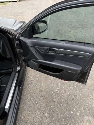 Melns Mercedes-Benz C 63 AMG 2008 Viļņa, ar dzinēja tilpumu 6.21 L un nobraukumu 239 tūkst. km par 12900 €, foto 23 vietnē AUTOMOTO.COM.LV