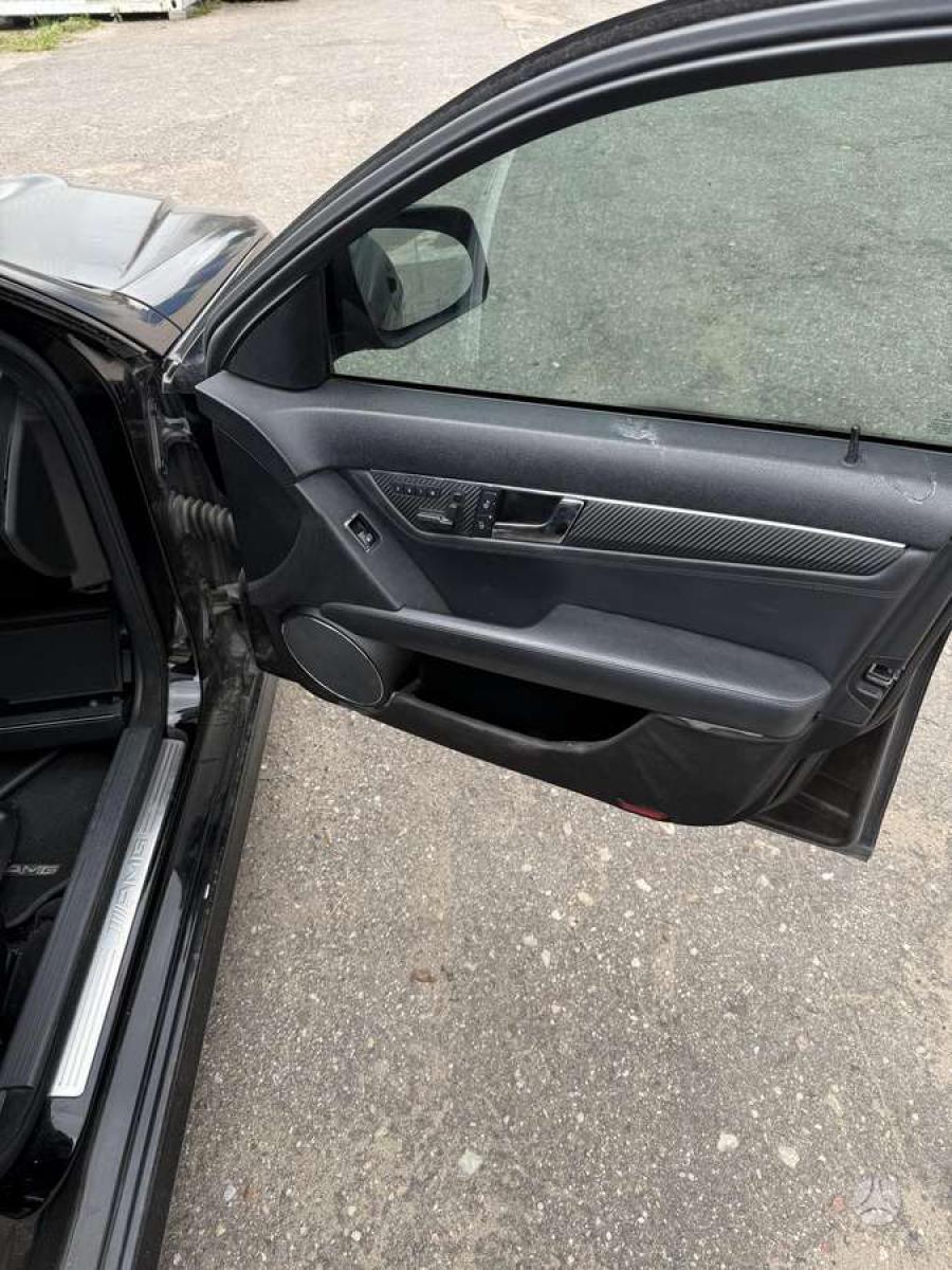 Melns Mercedes-Benz C 63 AMG 2008 Viļņa, ar dzinēja tilpumu 6.21 L un nobraukumu 239 tūkst. km par 12900 €, foto 23 vietnē AUTOMOTO.COM.LV
