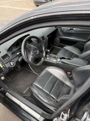 Melns Mercedes-Benz C 63 AMG 2008 Viļņa, ar dzinēja tilpumu 6.21 L un nobraukumu 239 tūkst. km par 12900 €, foto 24 vietnē AUTOMOTO.COM.LV