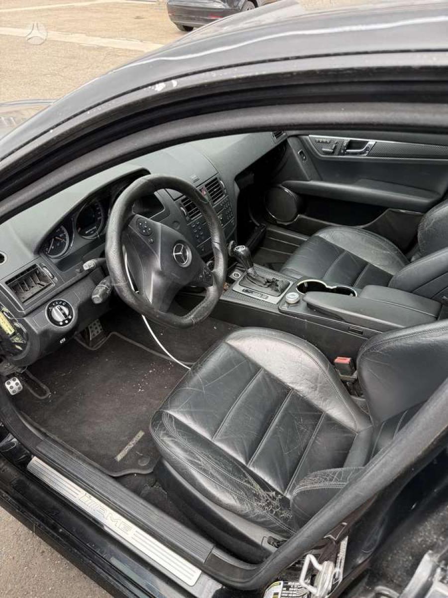 Melns Mercedes-Benz C 63 AMG 2008 Viļņa, ar dzinēja tilpumu 6.21 L un nobraukumu 239 tūkst. km par 12900 €, foto 24 vietnē AUTOMOTO.COM.LV