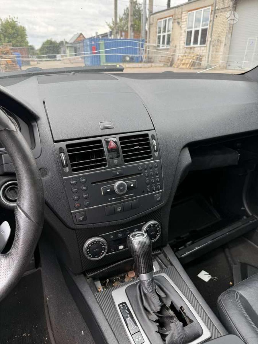 Melns Mercedes-Benz C 63 AMG 2008 Viļņa, ar dzinēja tilpumu 6.21 L un nobraukumu 239 tūkst. km par 12900 €, foto 26 vietnē AUTOMOTO.COM.LV