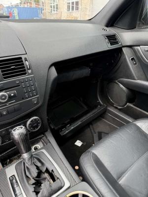 Melns Mercedes-Benz C 63 AMG 2008 Viļņa, ar dzinēja tilpumu 6.21 L un nobraukumu 239 tūkst. km par 12900 €, foto 27 vietnē AUTOMOTO.COM.LV