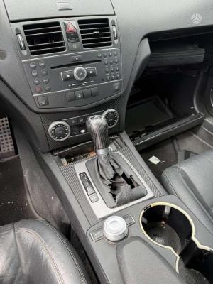 Melns Mercedes-Benz C 63 AMG 2008 Viļņa, ar dzinēja tilpumu 6.21 L un nobraukumu 239 tūkst. km par 12900 €, foto 28 vietnē AUTOMOTO.COM.LV