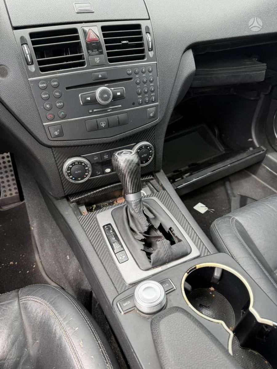 Melns Mercedes-Benz C 63 AMG 2008 Viļņa, ar dzinēja tilpumu 6.21 L un nobraukumu 239 tūkst. km par 12900 €, foto 28 vietnē AUTOMOTO.COM.LV