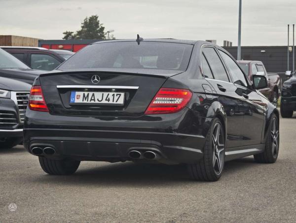 Melns Mercedes-Benz C 63 AMG 2009 Viļņa, ar dzinēja tilpumu 6.21 L un nobraukumu 174 tūkst. km par 26000 €, foto 3 vietnē AUTOMOTO.COM.LV
