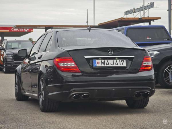 Melns Mercedes-Benz C 63 AMG 2009 Viļņa, ar dzinēja tilpumu 6.21 L un nobraukumu 174 tūkst. km par 26000 €, foto 9 vietnē AUTOMOTO.COM.LV