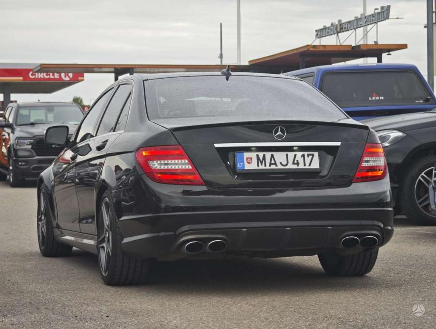 Melns Mercedes-Benz C 63 AMG 2009 Viļņa, ar dzinēja tilpumu 6.21 L un nobraukumu 174 tūkst. km par 26000 €, foto 10 vietnē AUTOMOTO.COM.LV