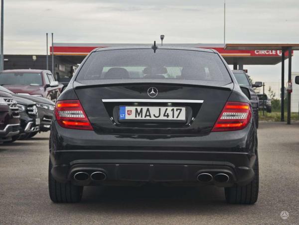 Melns Mercedes-Benz C 63 AMG 2009 Viļņa, ar dzinēja tilpumu 6.21 L un nobraukumu 174 tūkst. km par 26000 €, foto 10 vietnē AUTOMOTO.COM.LV