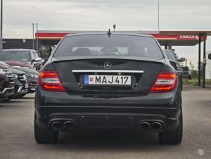 Melns Mercedes-Benz C 63 AMG 2009 Viļņa, ar dzinēja tilpumu 6.21 L un nobraukumu 174 tūkst. km par 26000 €, foto 11 vietnē AUTOMOTO.COM.LV
