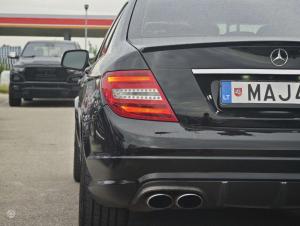 Melns Mercedes-Benz C 63 AMG 2009 Viļņa, ar dzinēja tilpumu 6.21 L un nobraukumu 174 tūkst. km par 26000 €, foto 12 vietnē AUTOMOTO.COM.LV