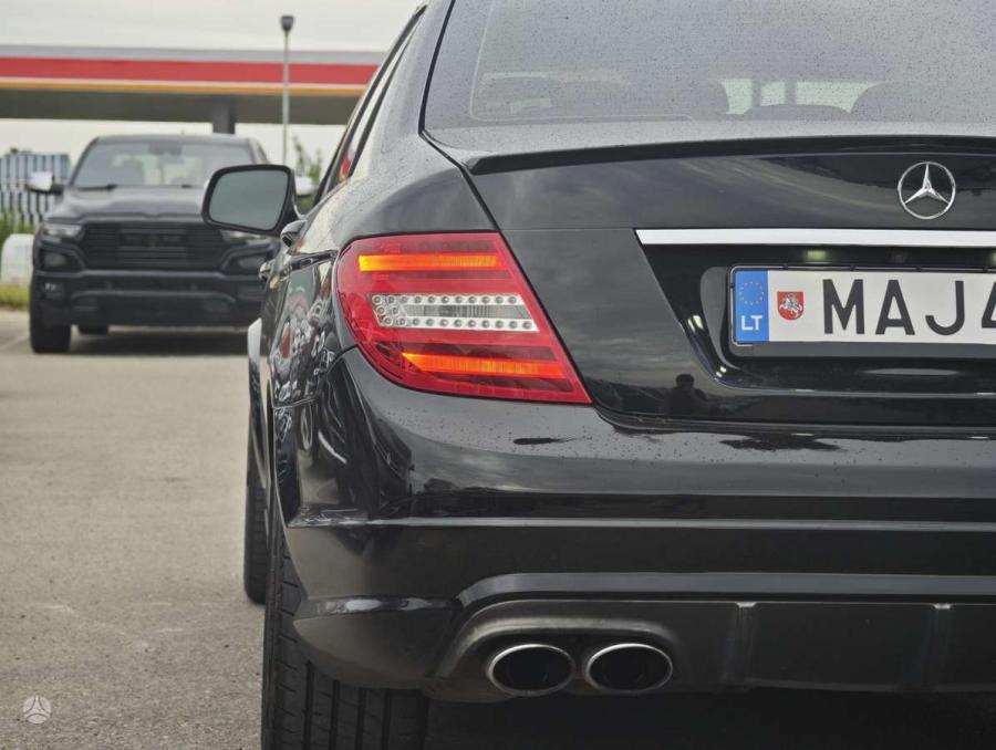 Melns Mercedes-Benz C 63 AMG 2009 Viļņa, ar dzinēja tilpumu 6.21 L un nobraukumu 174 tūkst. km par 26000 €, foto 12 vietnē AUTOMOTO.COM.LV