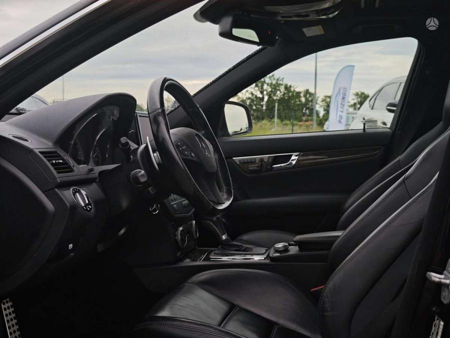 Melns Mercedes-Benz C 63 AMG 2009 Viļņa, ar dzinēja tilpumu 6.21 L un nobraukumu 174 tūkst. km par 26000 €, foto 13 vietnē AUTOMOTO.COM.LV