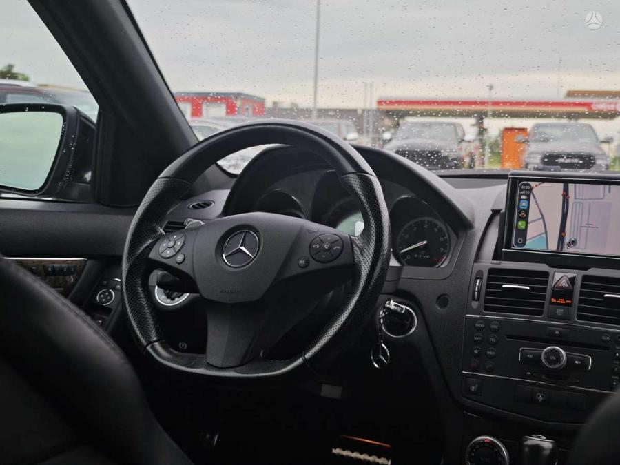 Melns Mercedes-Benz C 63 AMG 2009 Viļņa, ar dzinēja tilpumu 6.21 L un nobraukumu 174 tūkst. km par 26000 €, foto 14 vietnē AUTOMOTO.COM.LV