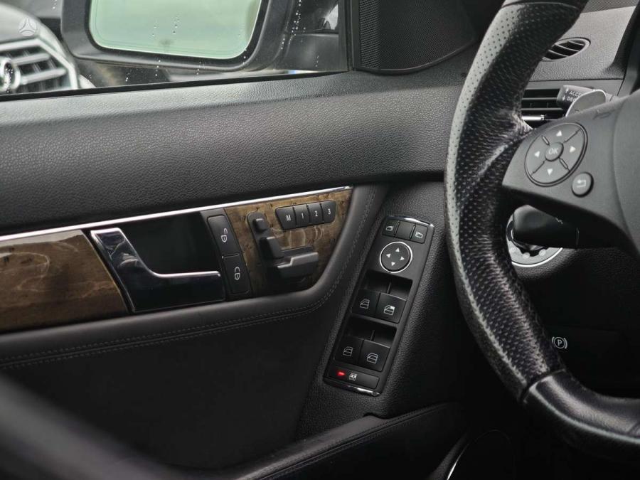 Melns Mercedes-Benz C 63 AMG 2009 Viļņa, ar dzinēja tilpumu 6.21 L un nobraukumu 174 tūkst. km par 26000 €, foto 20 vietnē AUTOMOTO.COM.LV