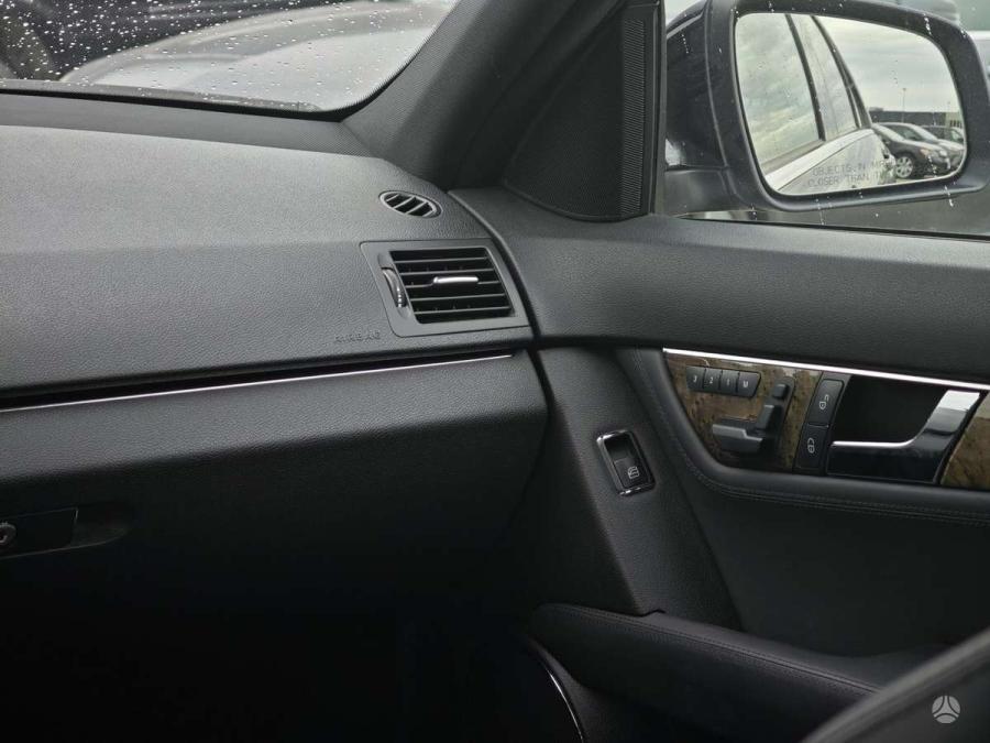 Melns Mercedes-Benz C 63 AMG 2009 Viļņa, ar dzinēja tilpumu 6.21 L un nobraukumu 174 tūkst. km par 26000 €, foto 21 vietnē AUTOMOTO.COM.LV