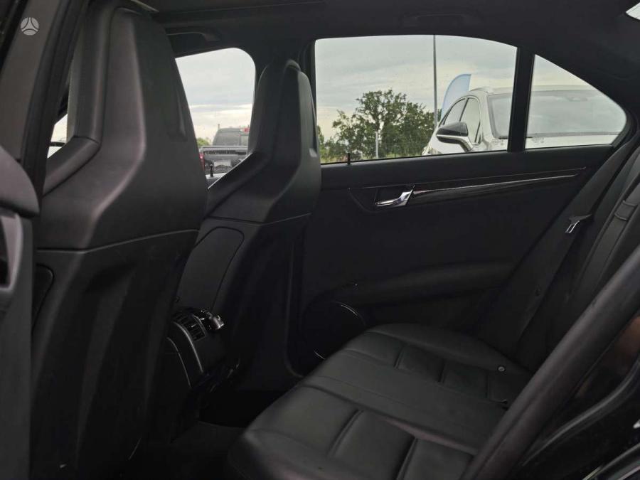 Melns Mercedes-Benz C 63 AMG 2009 Viļņa, ar dzinēja tilpumu 6.21 L un nobraukumu 174 tūkst. km par 26000 €, foto 22 vietnē AUTOMOTO.COM.LV