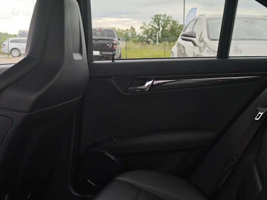 Melns Mercedes-Benz C 63 AMG 2009 Viļņa, ar dzinēja tilpumu 6.21 L un nobraukumu 174 tūkst. km par 26000 €, foto 23 vietnē AUTOMOTO.COM.LV