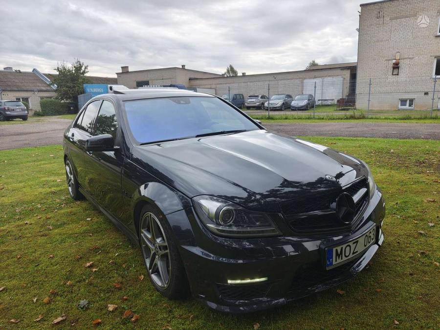 Melns Mercedes-Benz C 63 AMG 2012 Panevēža, ar dzinēja tilpumu 6.21 L un nobraukumu 161 tūkst. km par 28500 €, foto 1 vietnē AUTOMOTO.COM.LV