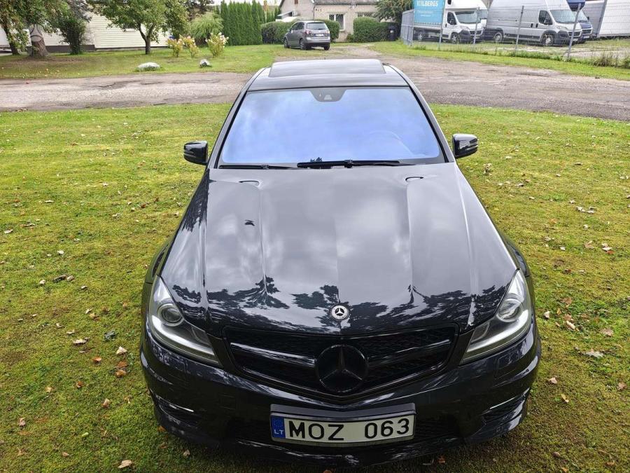 Melns Mercedes-Benz C 63 AMG 2012 Panevēža, ar dzinēja tilpumu 6.21 L un nobraukumu 161 tūkst. km par 28500 €, foto 3 vietnē AUTOMOTO.COM.LV