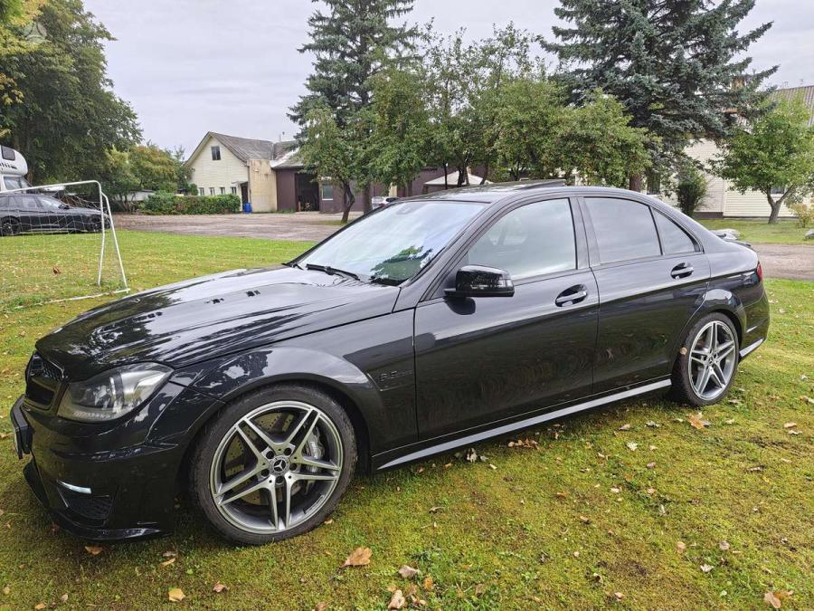 Melns Mercedes-Benz C 63 AMG 2012 Panevēža, ar dzinēja tilpumu 6.21 L un nobraukumu 161 tūkst. km par 28500 €, foto 4 vietnē AUTOMOTO.COM.LV