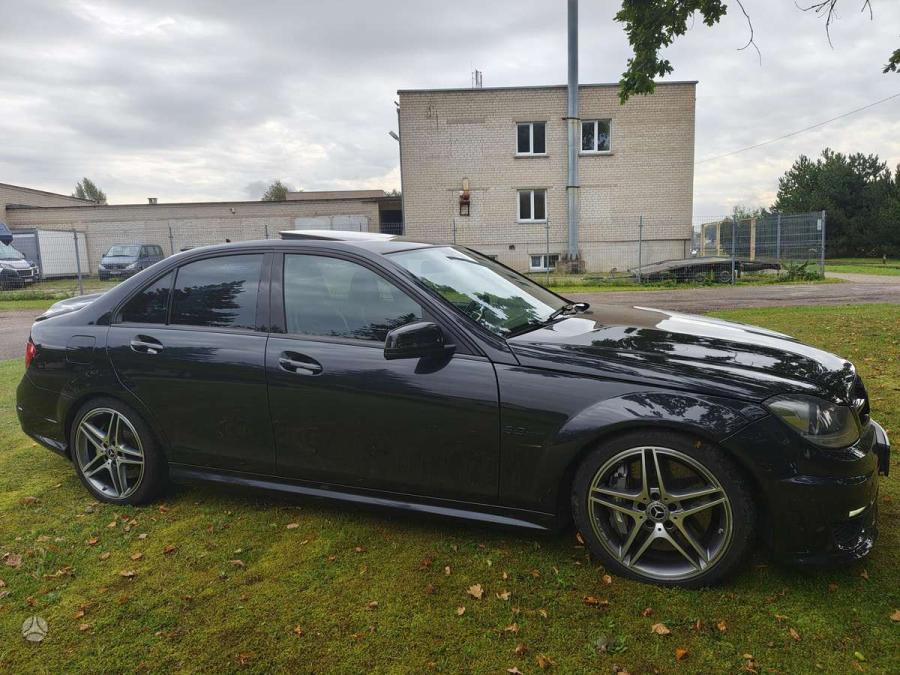 Melns Mercedes-Benz C 63 AMG 2012 Panevēža, ar dzinēja tilpumu 6.21 L un nobraukumu 161 tūkst. km par 28500 €, foto 5 vietnē AUTOMOTO.COM.LV