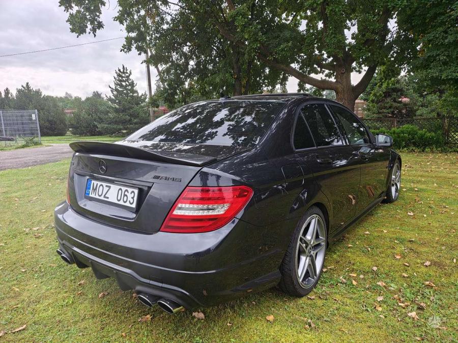 Melns Mercedes-Benz C 63 AMG 2012 Panevēža, ar dzinēja tilpumu 6.21 L un nobraukumu 161 tūkst. km par 28500 €, foto 7 vietnē AUTOMOTO.COM.LV