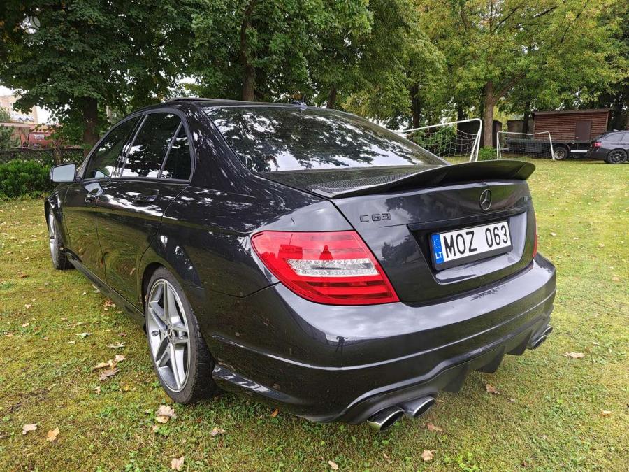 Melns Mercedes-Benz C 63 AMG 2012 Panevēža, ar dzinēja tilpumu 6.21 L un nobraukumu 161 tūkst. km par 28500 €, foto 8 vietnē AUTOMOTO.COM.LV