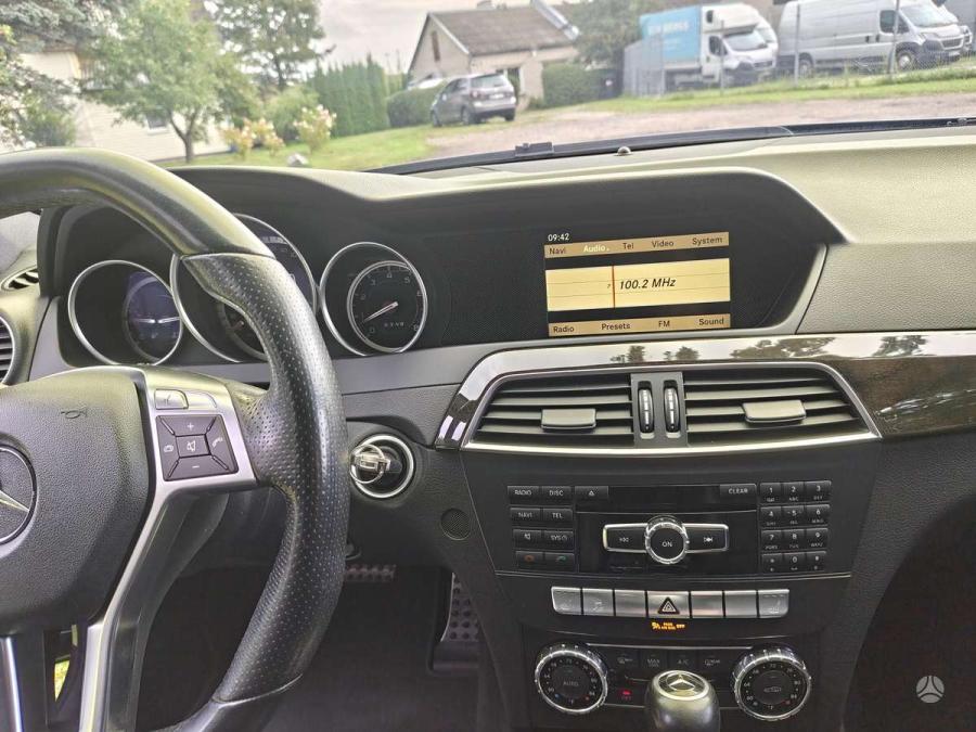 Melns Mercedes-Benz C 63 AMG 2012 Panevēža, ar dzinēja tilpumu 6.21 L un nobraukumu 161 tūkst. km par 28500 €, foto 10 vietnē AUTOMOTO.COM.LV