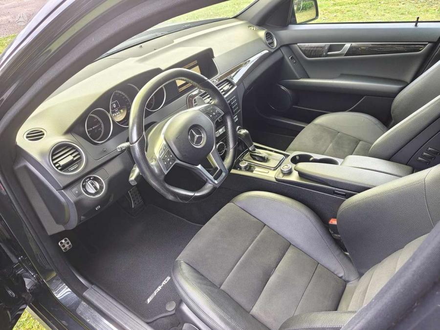 Melns Mercedes-Benz C 63 AMG 2012 Panevēža, ar dzinēja tilpumu 6.21 L un nobraukumu 161 tūkst. km par 28500 €, foto 13 vietnē AUTOMOTO.COM.LV