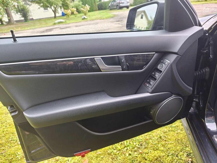 Melns Mercedes-Benz C 63 AMG 2012 Panevēža, ar dzinēja tilpumu 6.21 L un nobraukumu 161 tūkst. km par 28500 €, foto 14 vietnē AUTOMOTO.COM.LV