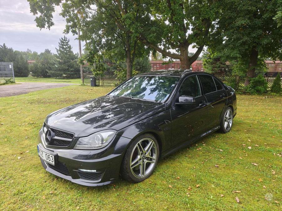 Melns Mercedes-Benz C 63 AMG 2012 Panevēža, ar dzinēja tilpumu 6.21 L un nobraukumu 161 tūkst. km par 28500 €, foto 16 vietnē AUTOMOTO.COM.LV