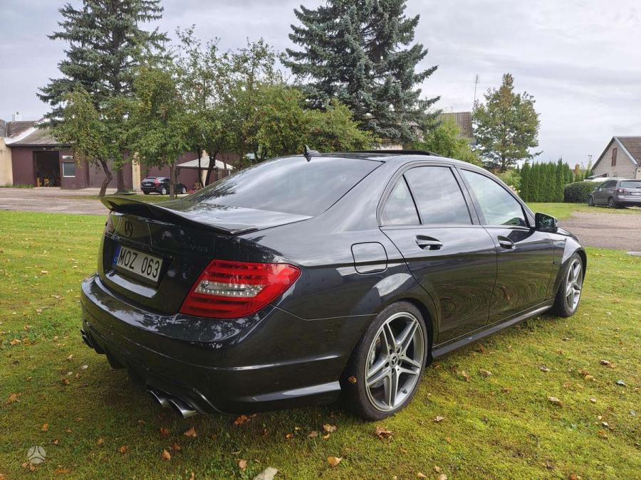 Melns Mercedes-Benz C 63 AMG 2012 Panevēža, ar dzinēja tilpumu 6.21 L un nobraukumu 161 tūkst. km par 28500 €, foto 17 vietnē AUTOMOTO.COM.LV