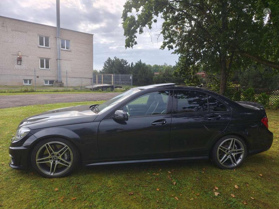 Melns Mercedes-Benz C 63 AMG 2012 Panevēža, ar dzinēja tilpumu 6.21 L un nobraukumu 161 tūkst. km par 28500 €, foto 18 vietnē AUTOMOTO.COM.LV