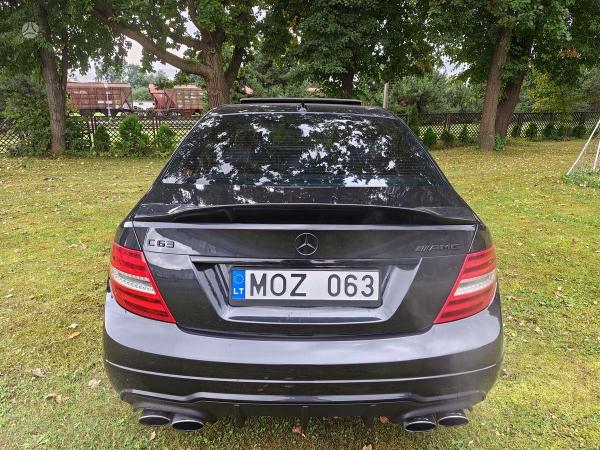 Melns Mercedes-Benz C 63 AMG 2012 Panevēža, ar dzinēja tilpumu 6.21 L un nobraukumu 161 tūkst. km par 28500 €, foto 6 vietnē AUTOMOTO.COM.LV