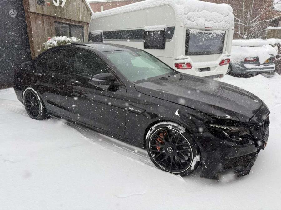 Black Mercedes-Benz C 63 AMG 2015 in Marijampole, with an engine capacity of 3.98 L and mileage of 200 thousand km for 26500 €, photo 5 on AUTOMOTO.COM.LV