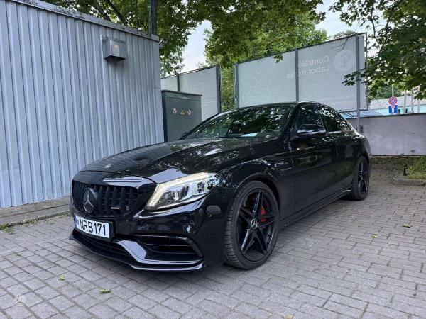 Melns Mercedes-Benz C 63 AMG 2017 Viļņa, ar dzinēja tilpumu 3.98 L un nobraukumu 160 tūkst. km par 42000 €, foto 1 vietnē AUTOMOTO.COM.LV