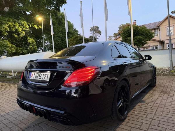 Melns Mercedes-Benz C 63 AMG 2017 Viļņa, ar dzinēja tilpumu 3.98 L un nobraukumu 160 tūkst. km par 42000 €, foto 2 vietnē AUTOMOTO.COM.LV