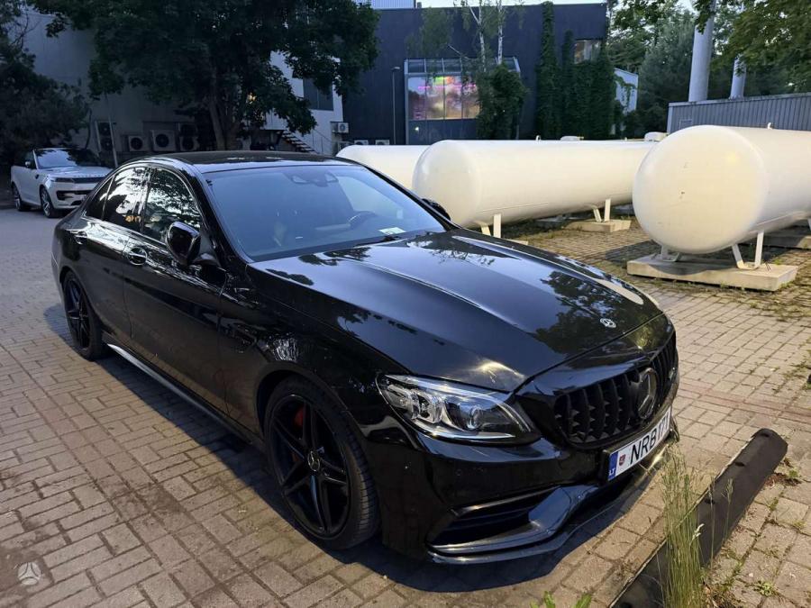 Melns Mercedes-Benz C 63 AMG 2017 Viļņa, ar dzinēja tilpumu 3.98 L un nobraukumu 160 tūkst. km par 42000 €, foto 5 vietnē AUTOMOTO.COM.LV