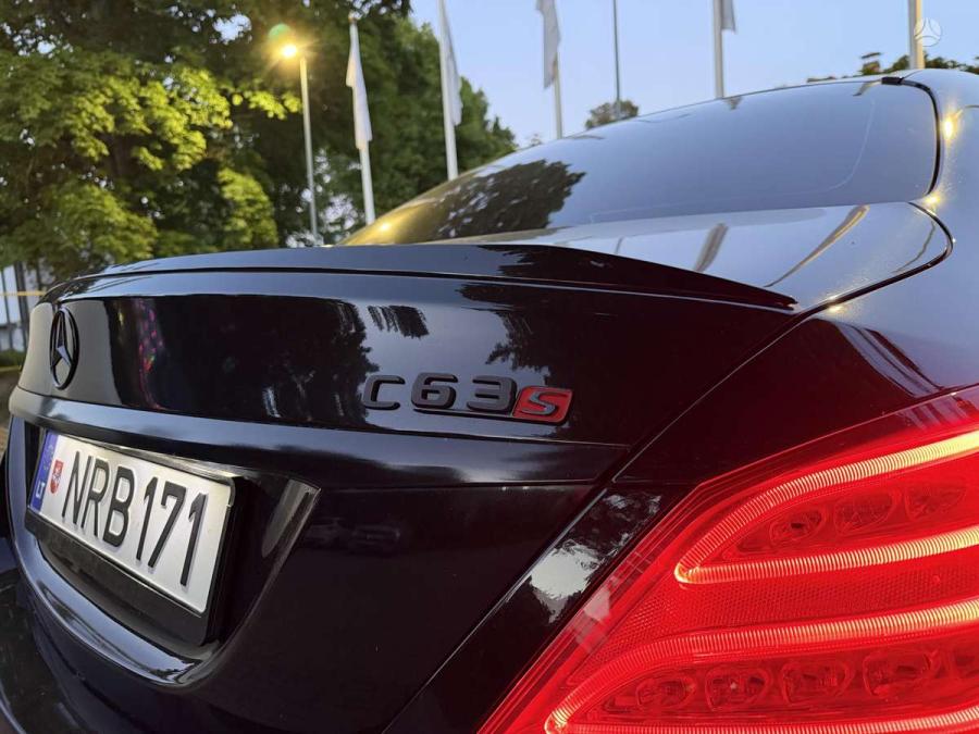 Melns Mercedes-Benz C 63 AMG 2017 Viļņa, ar dzinēja tilpumu 3.98 L un nobraukumu 160 tūkst. km par 42000 €, foto 7 vietnē AUTOMOTO.COM.LV
