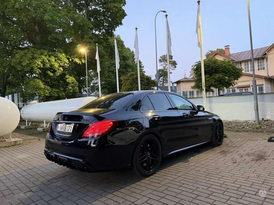Melns Mercedes-Benz C 63 AMG 2017 Viļņa, ar dzinēja tilpumu 3.98 L un nobraukumu 160 tūkst. km par 42000 €, foto 9 vietnē AUTOMOTO.COM.LV