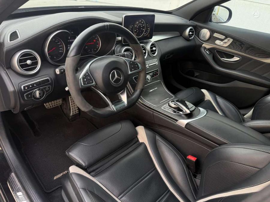 Melns Mercedes-Benz C 63 AMG 2017 Viļņa, ar dzinēja tilpumu 3.98 L un nobraukumu 160 tūkst. km par 42000 €, foto 24 vietnē AUTOMOTO.COM.LV