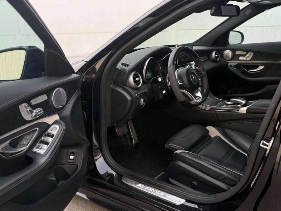 Melns Mercedes-Benz C 63 AMG 2017 Viļņa, ar dzinēja tilpumu 3.98 L un nobraukumu 160 tūkst. km par 42000 €, foto 25 vietnē AUTOMOTO.COM.LV