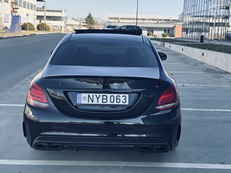 Melns Mercedes-Benz C 63 AMG 2018 Panevēža, ar dzinēja tilpumu 4.00 L un nobraukumu 101 tūkst. km par 38000 €, foto 5 vietnē AUTOMOTO.COM.LV
